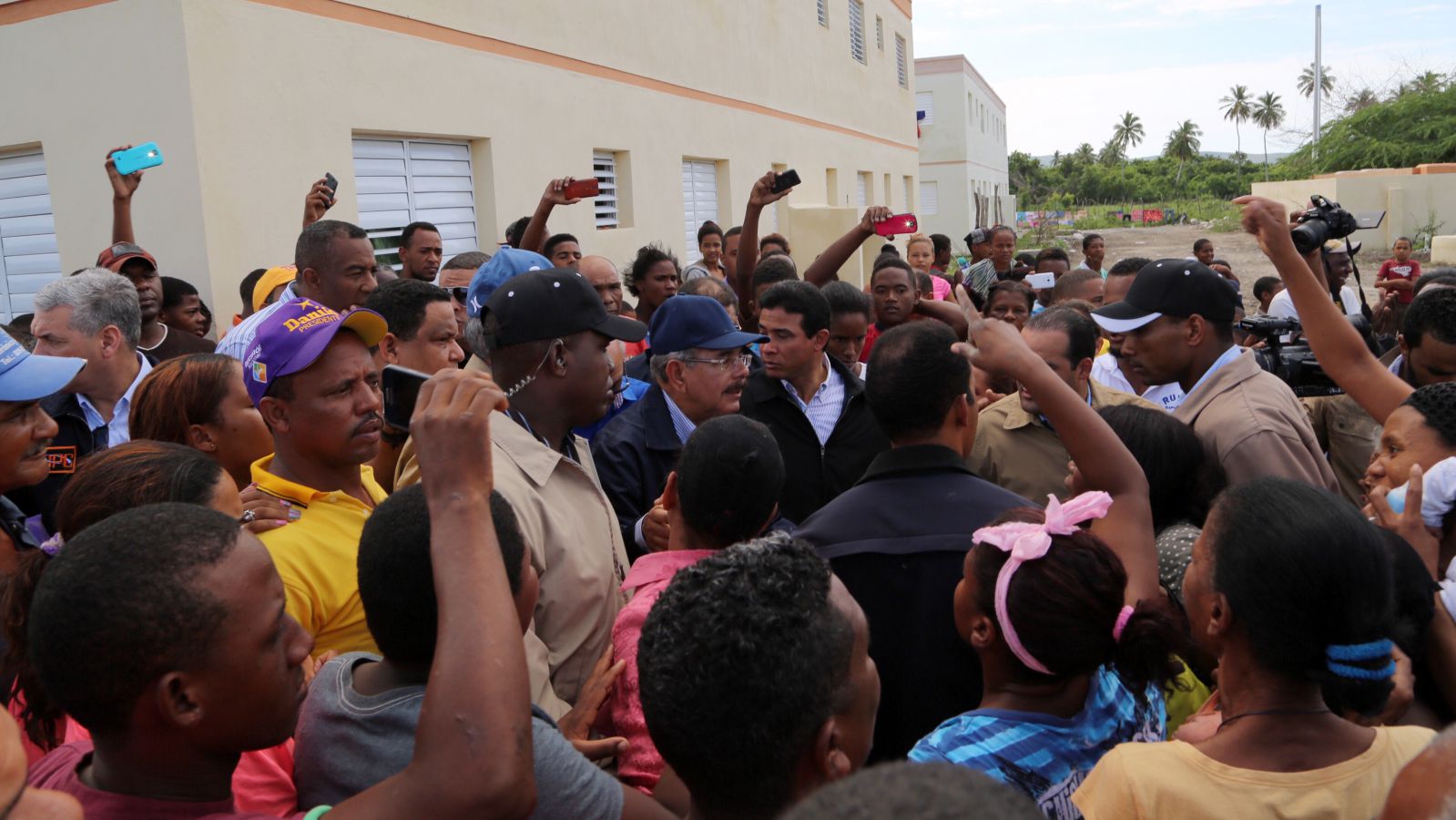 Danilo acude en auxilio de familias empobrecidas de Ocoa y Azua ... Danilo acude en auxilio de familias empobrecidas de Ocoa y Azua ...